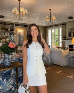 16 Chic & Classy Rich Girl Outfits Ideas (For Every Occasion!)